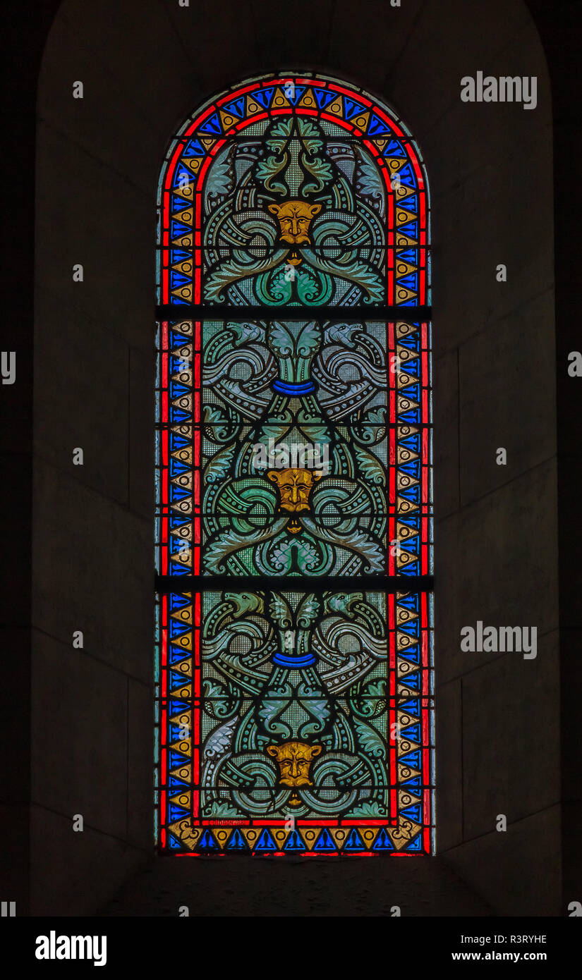 Ornati colorate in vetro colorato in windows dentro la cattedrale La ...