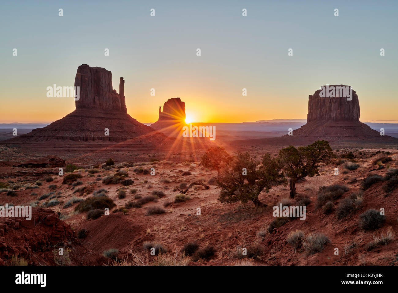 Valle del monumento al tramonto immagini e fotografie stock ad alta ...