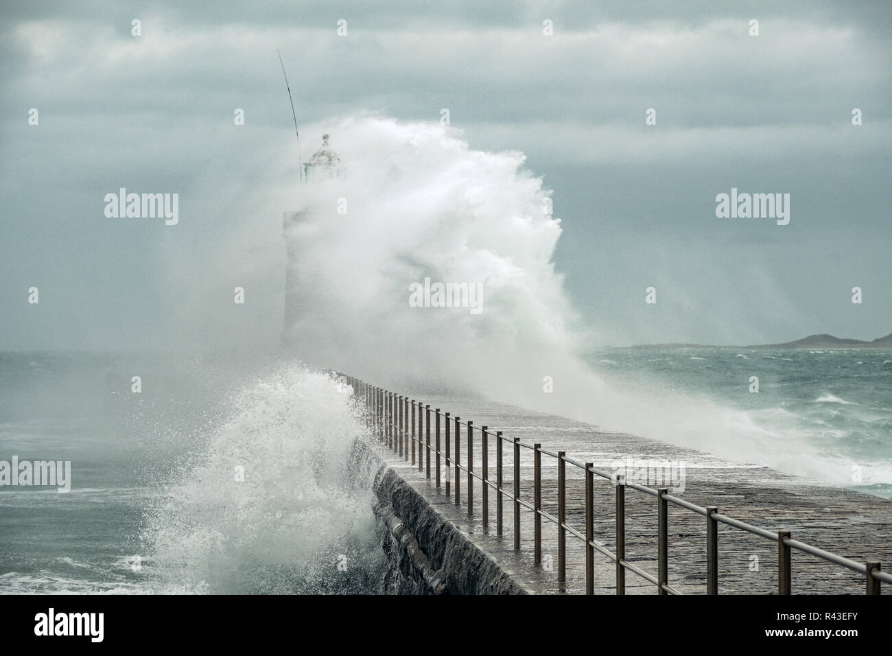 Faro mare in tempesta immagini e fotografie stock ad alta risoluzione ...