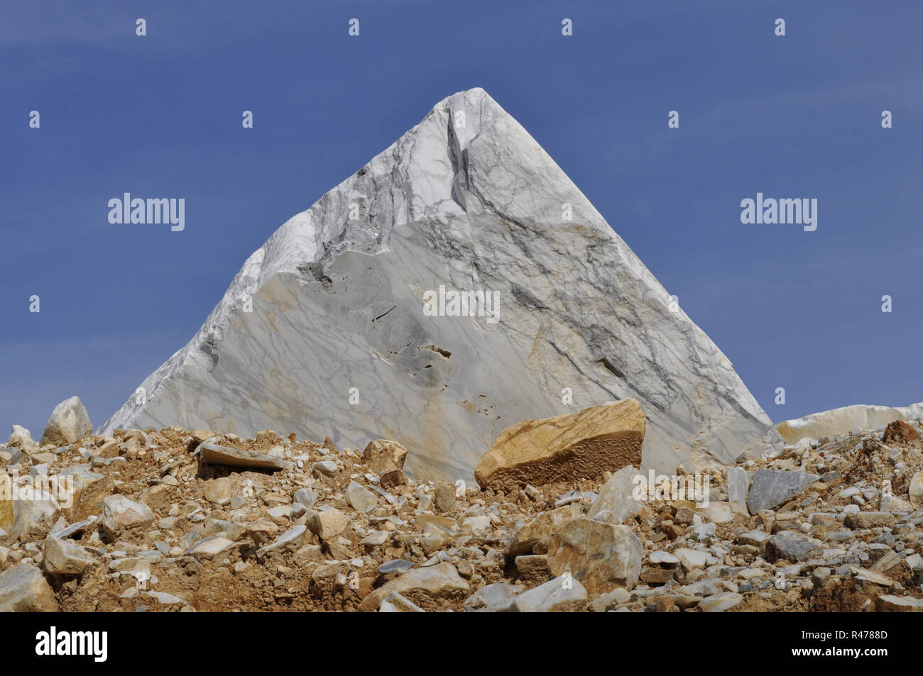 Emblema della piramide luminosa immagini e fotografie stock ad alta ...