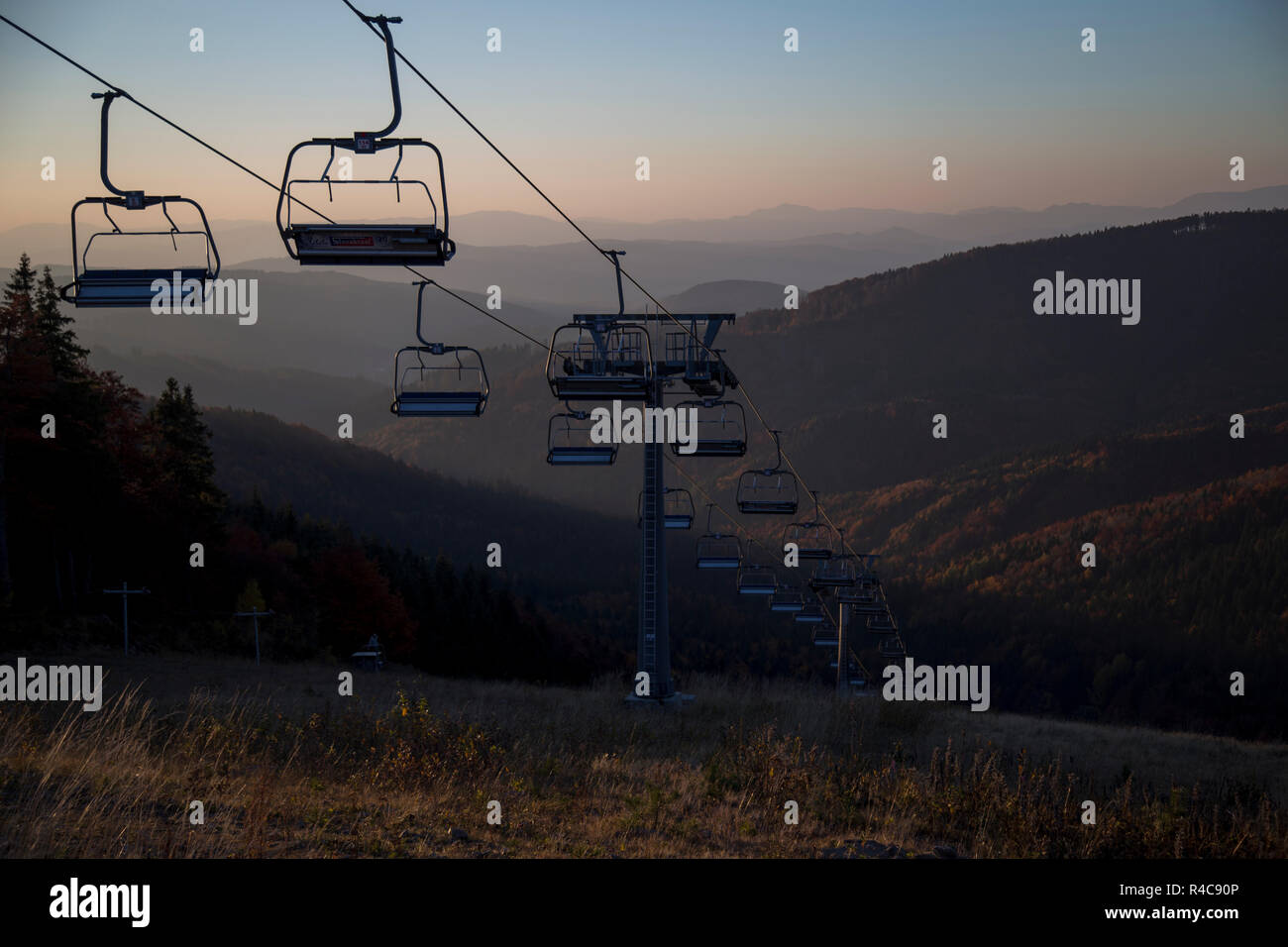 Seggiovia nebbiosa immagini e fotografie stock ad alta risoluzione - Alamy