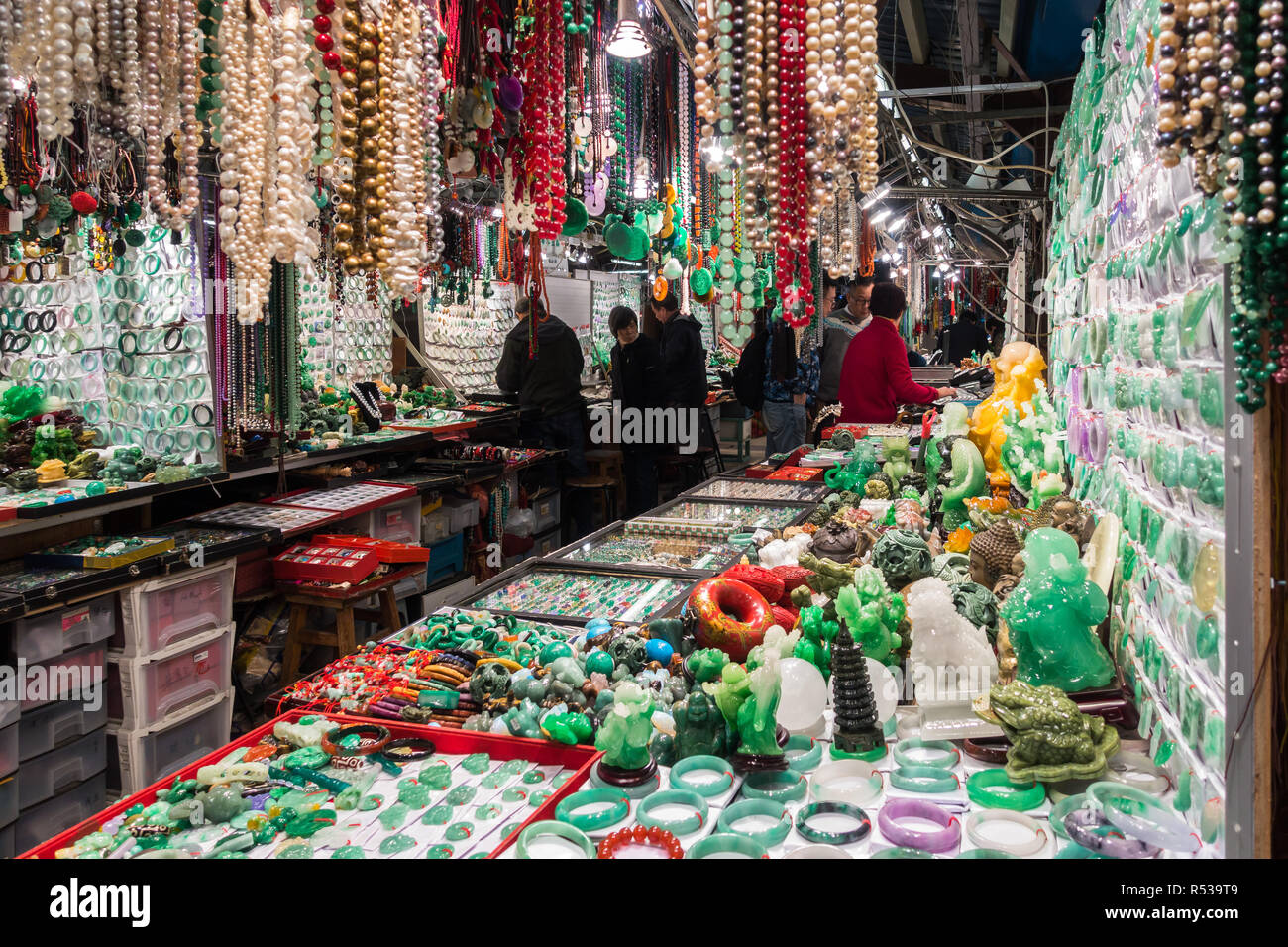 In Hong Kong Jade Market ci sono molte bancarelle di tutti i tipi di ...
