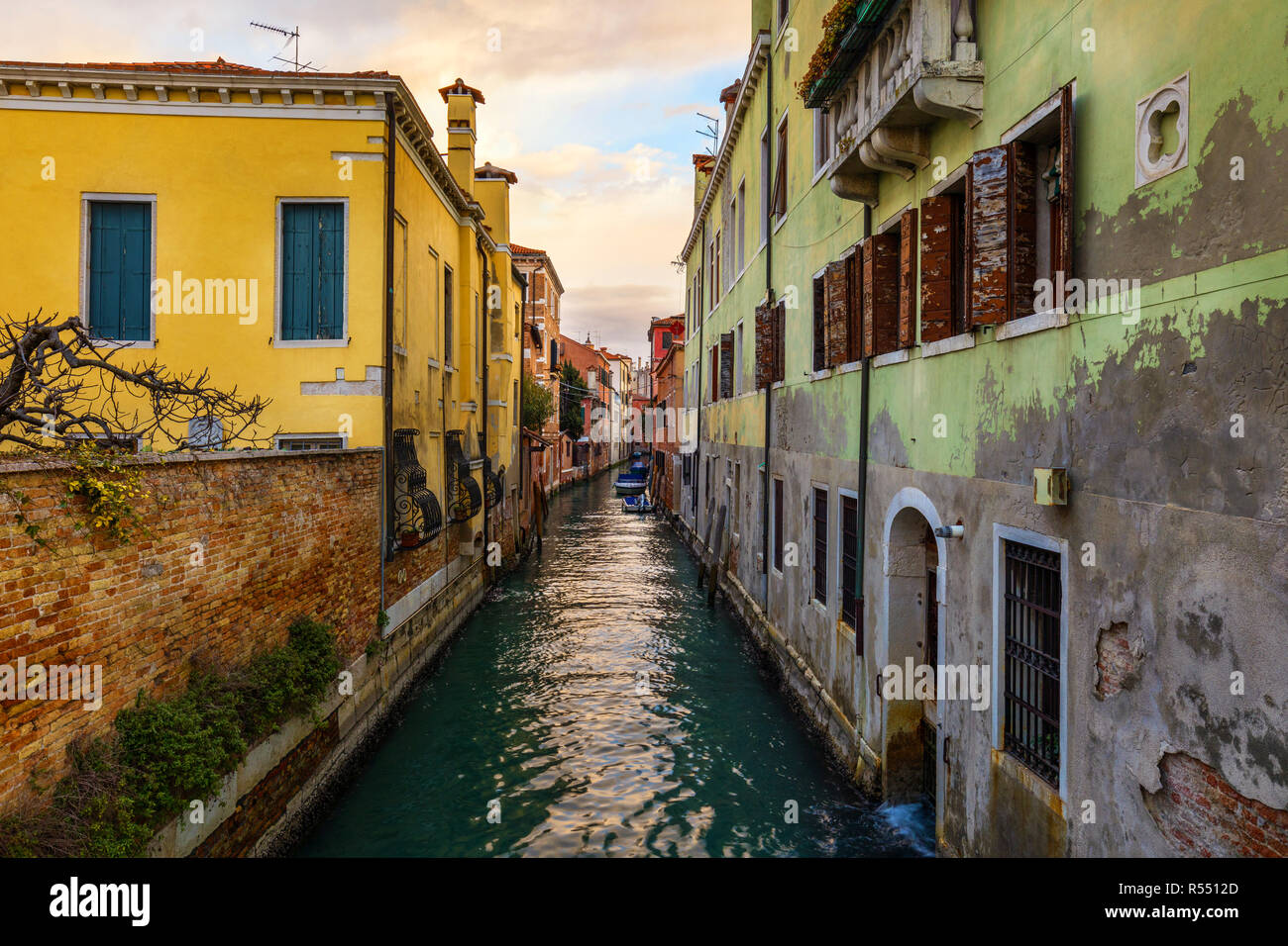 Vista del canal street a Venezia, Italia. Le variopinte facciate delle ...