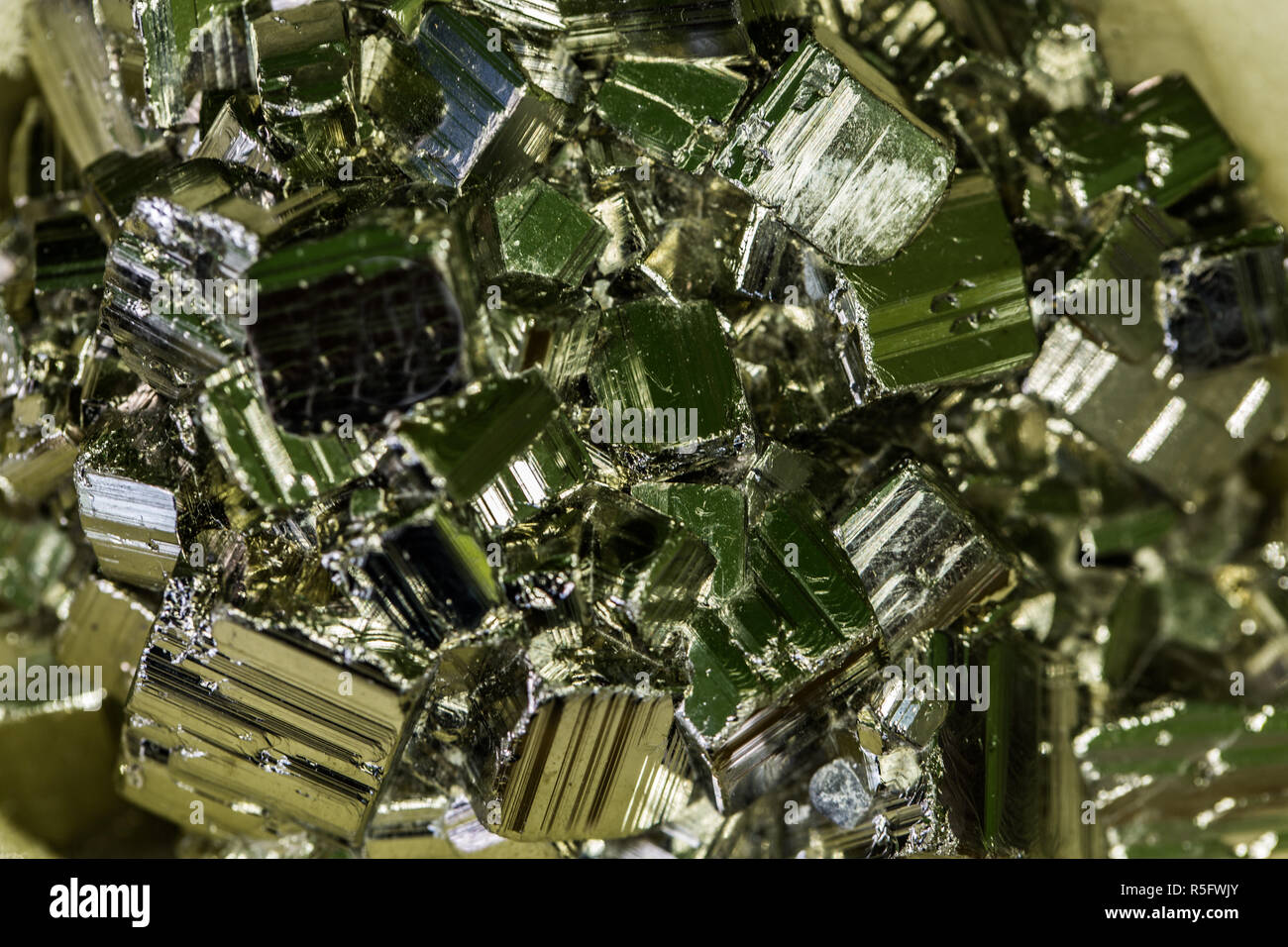 Cristalli di pirite cubica immagini e fotografie stock ad alta ...