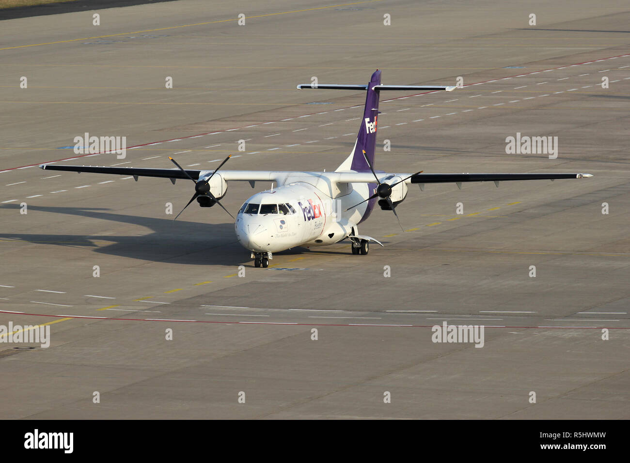 Aereo cargo fedex sul piazzale immagini e fotografie stock ad alta ...