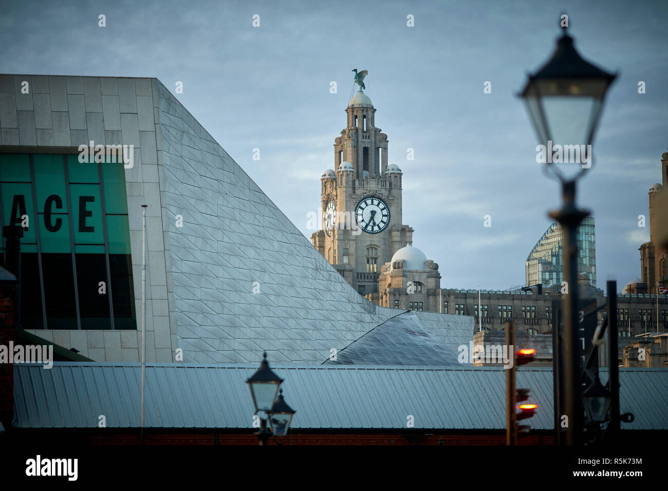 Liverpool pier head area royal liver building immagini e fotografie ...