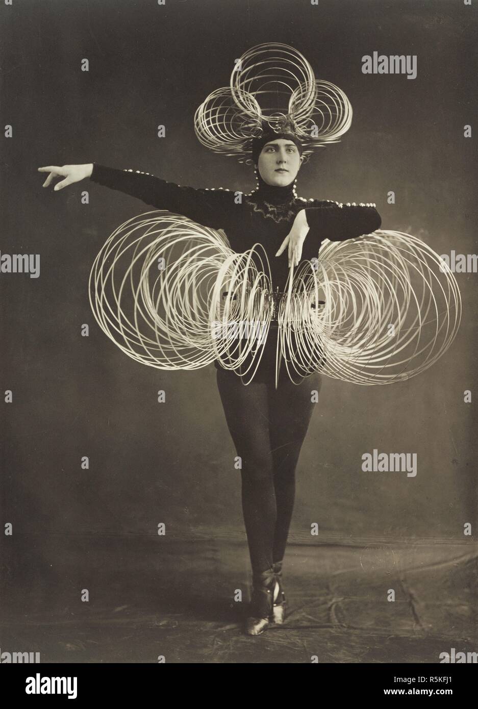 Balletto triadico immagini e fotografie stock ad alta risoluzione - Alamy