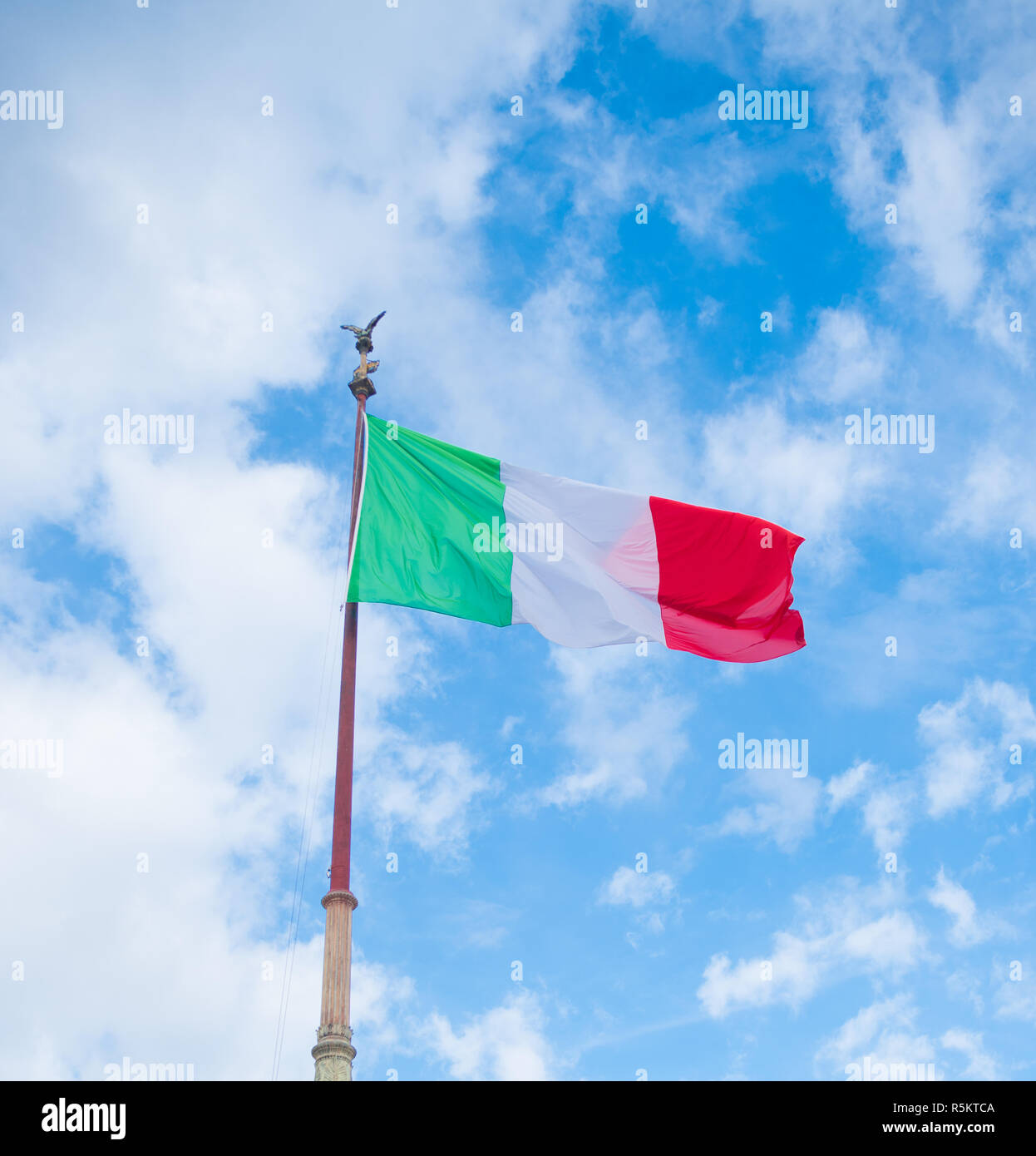 Bandiera a roma immagini e fotografie stock ad alta risoluzione - Alamy