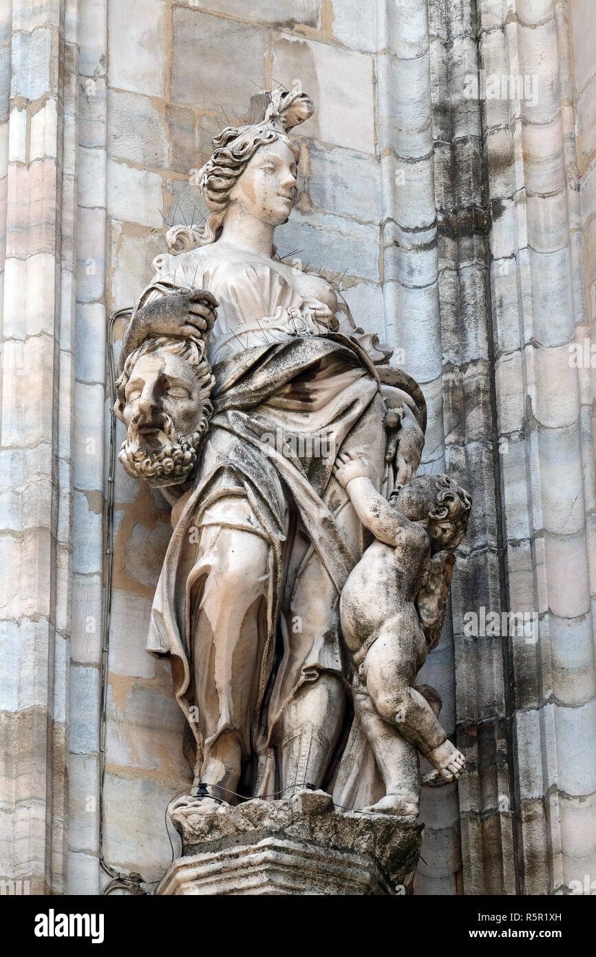 Statua di San sulla facciata del Duomo di Milano e il Duomo di Santa ...
