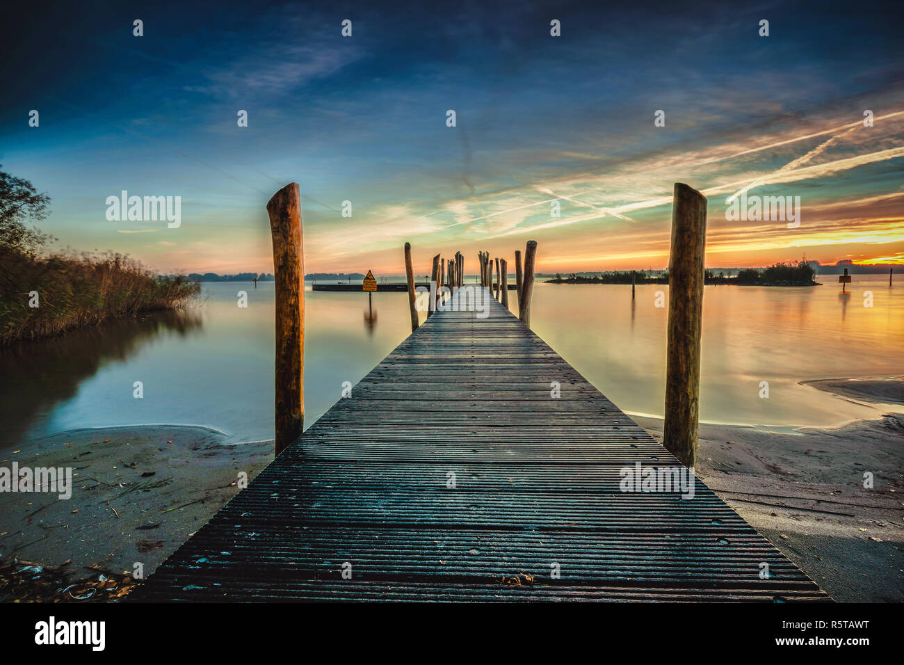 Pontile In Legno Al Tramonto Immagini e Fotos Stock - Alamy