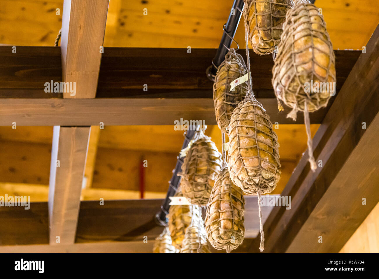 Salami hanging immagini e fotografie stock ad alta risoluzione - Alamy