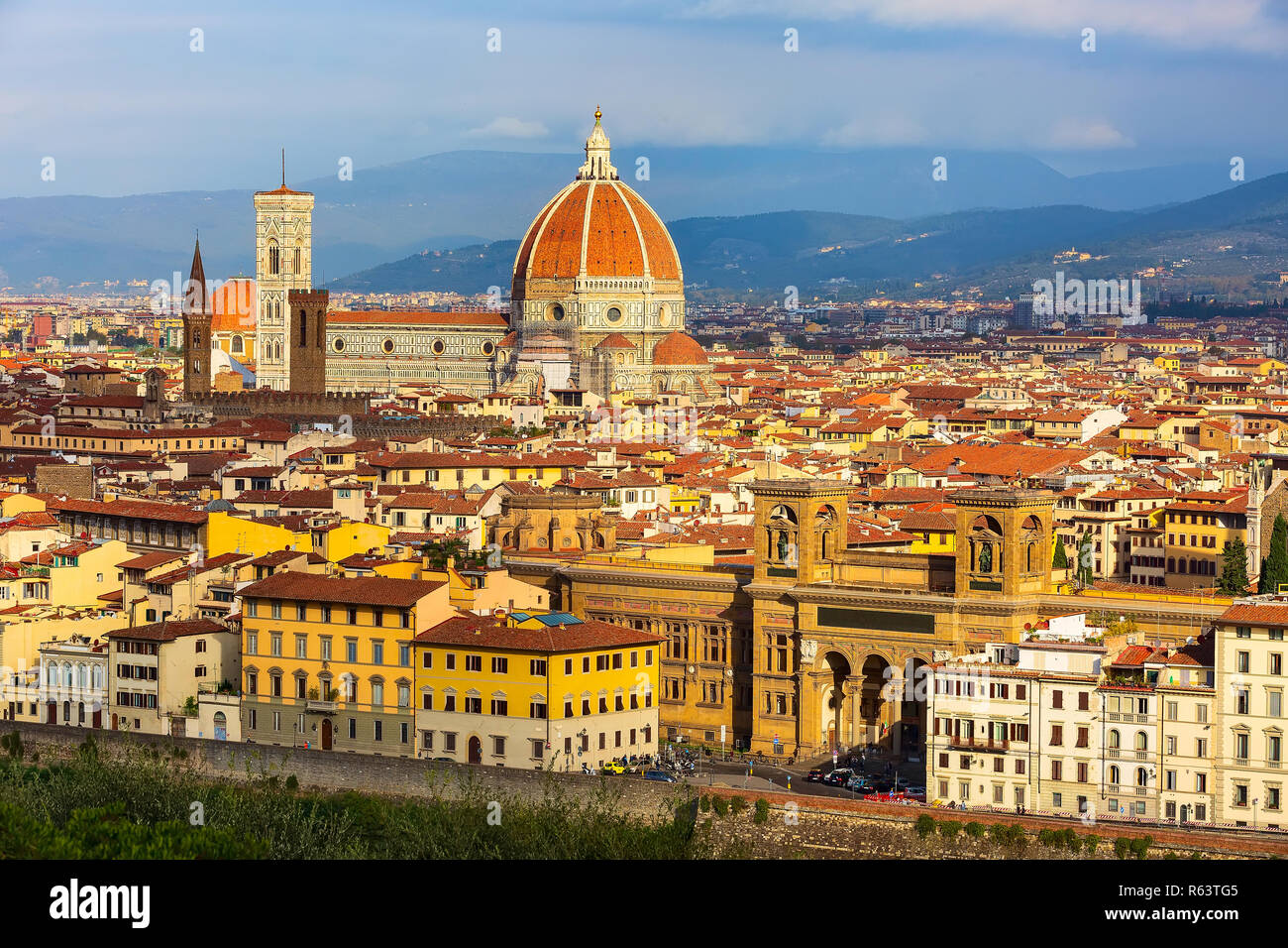 Vista aerea di storici edifici medievali con il Duomo di Santa Maria ...