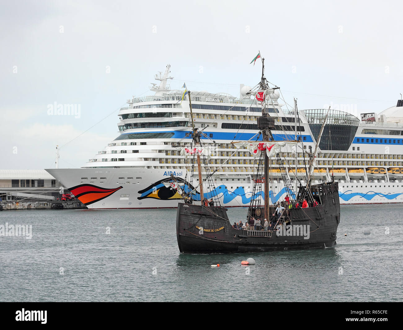 La replica della Santa Maria di Colombo e la nave da crociera nel porto ...