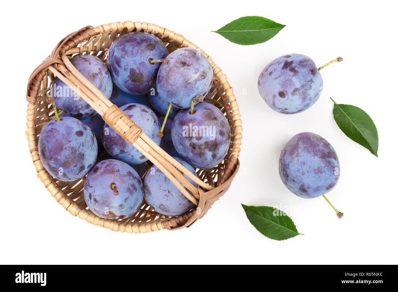 Le prugne in cesto in vimini isolato su uno sfondo bianco. Vista dall ...