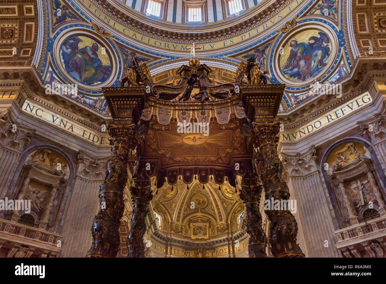 Bernini baldacchino nella Basilica di San Pietro e la Città del ...