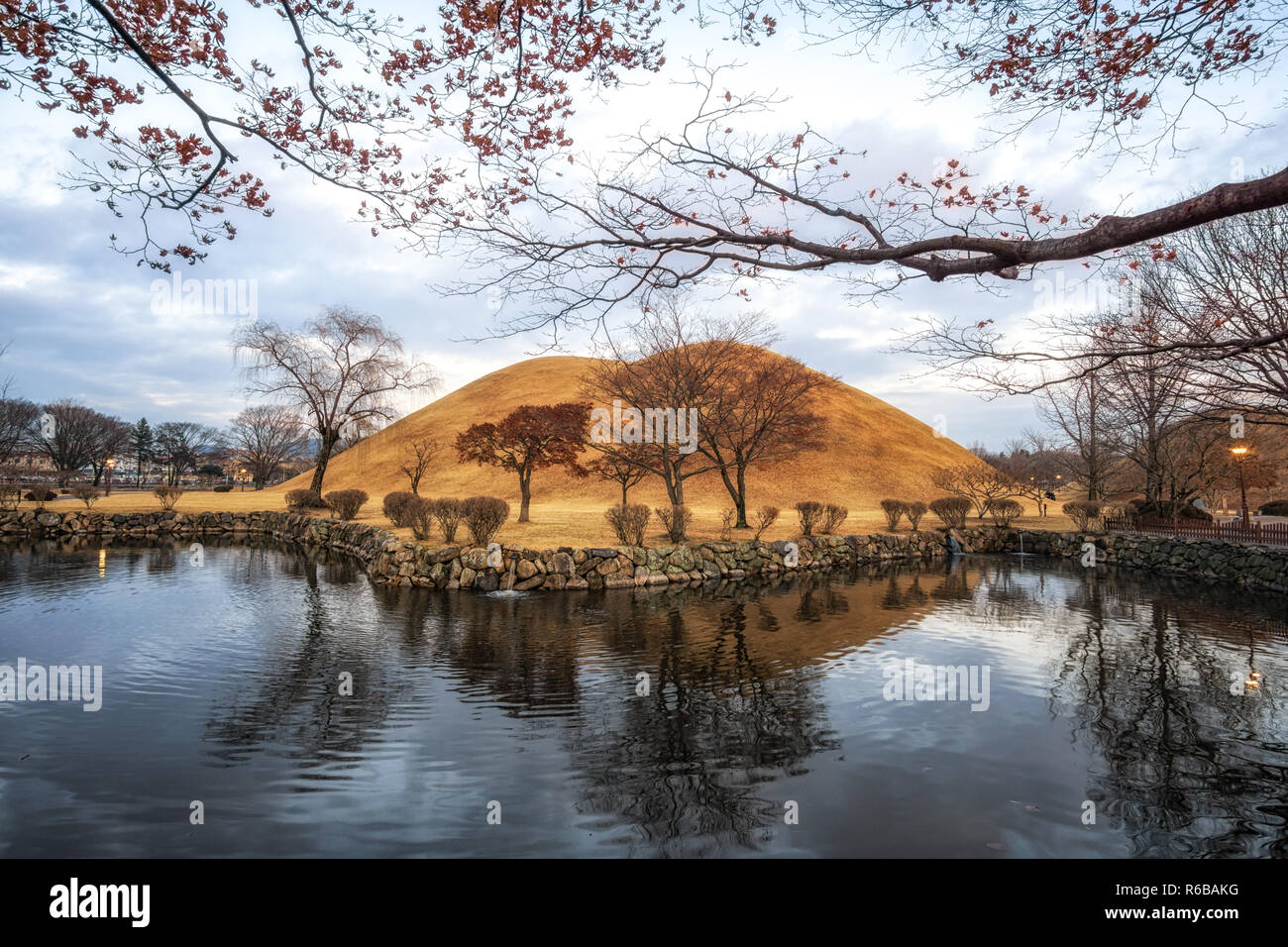 Complesso della tomba di daereungwon del parco dei tumuli immagini e ...