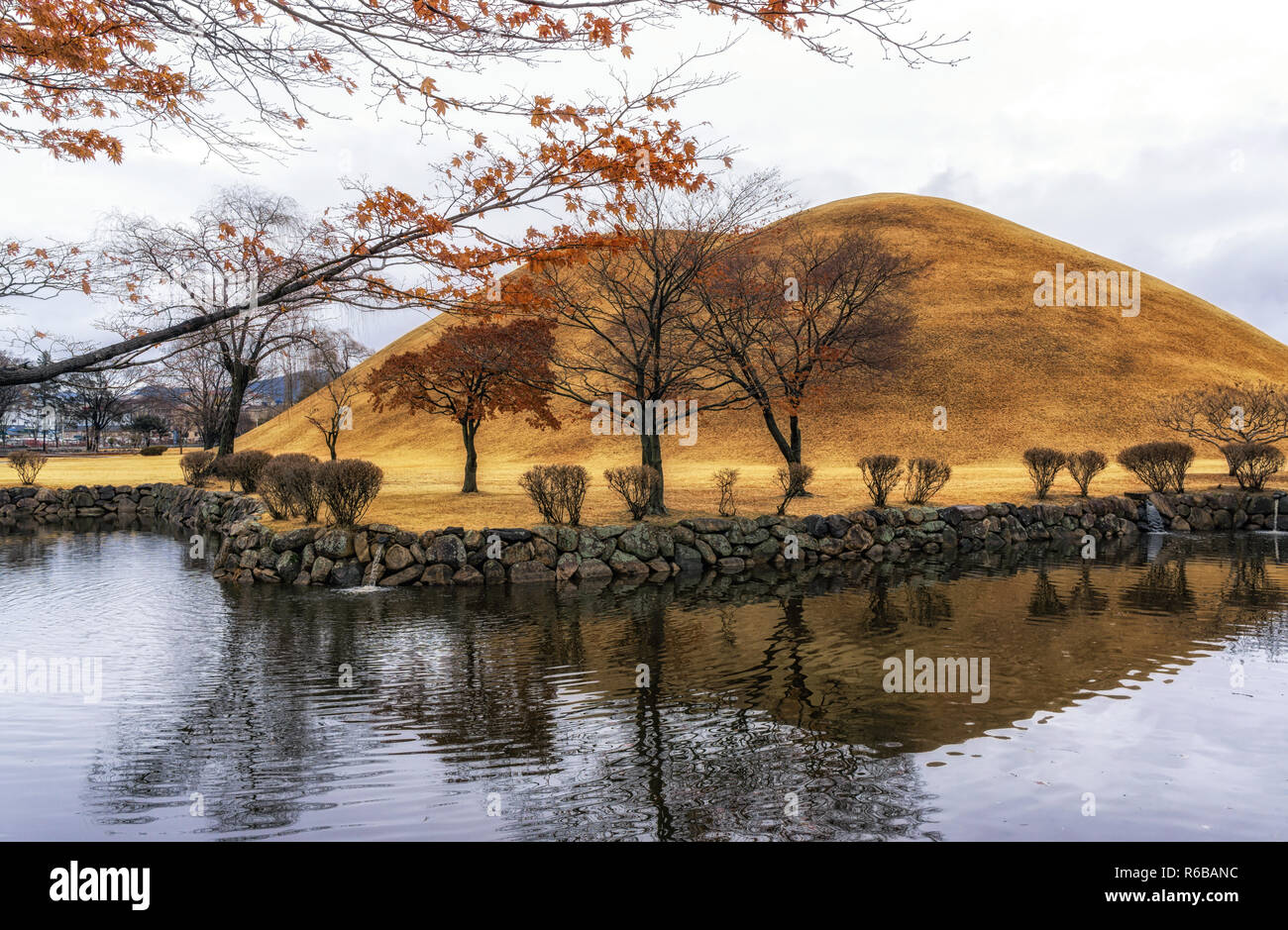 Complesso della tomba di daereungwon del parco dei tumuli immagini e ...