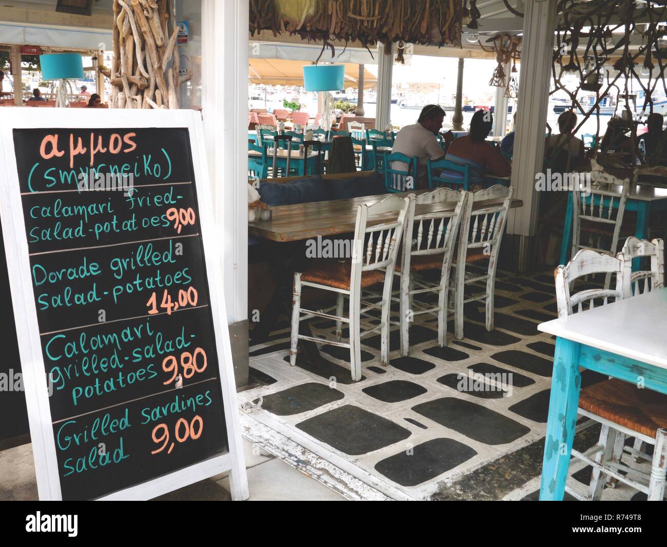 Ristorante con al di fuori di calamari menu speciali e persone cenare ...