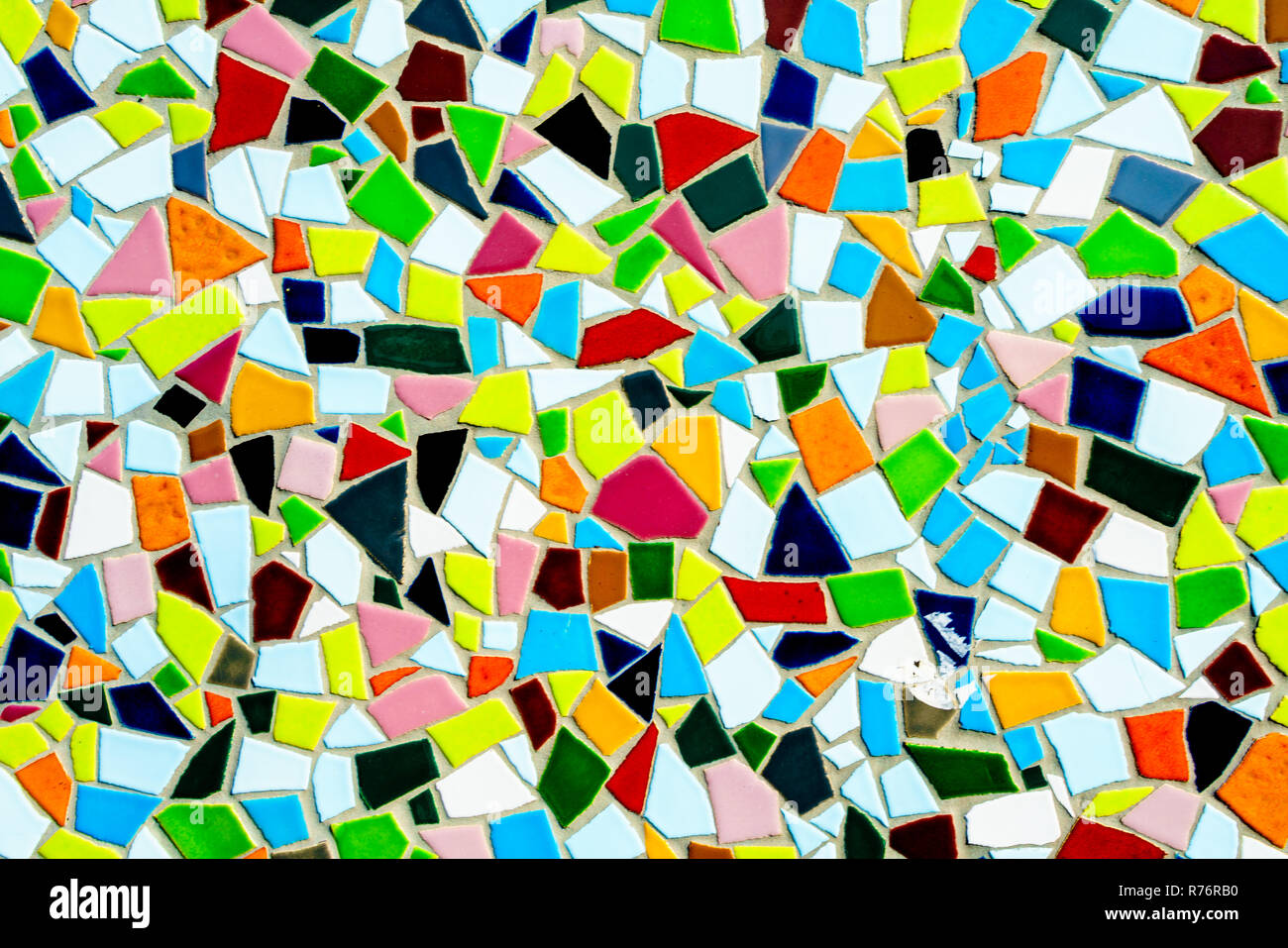 Piastrelle rotte colorate immagini e fotografie stock ad alta ...