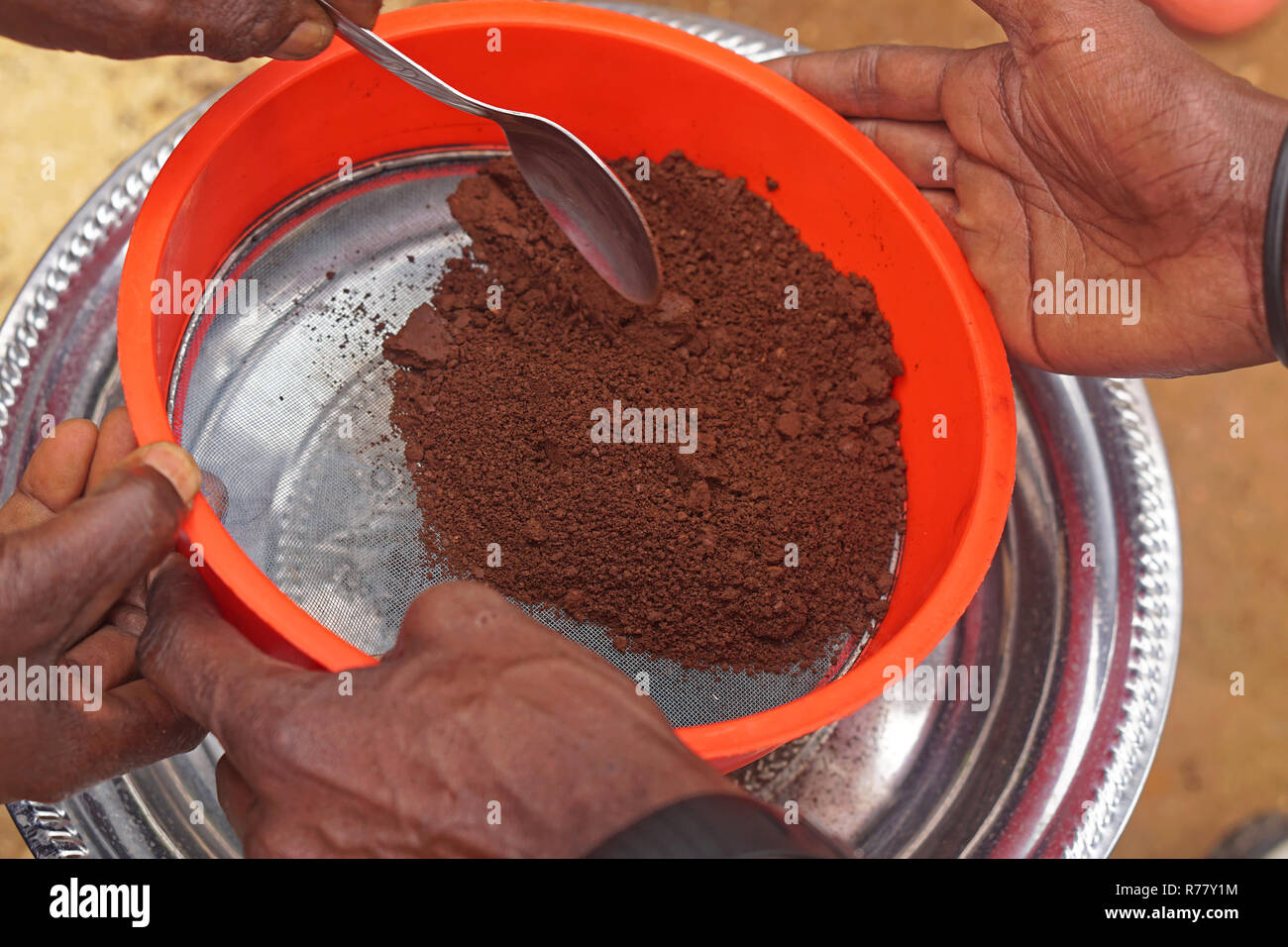 Setacciatura di caffè Foto stock - Alamy