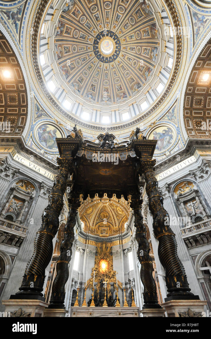 Cupola di Michelangelo, barocco altare papale e il Baldacchino da ...