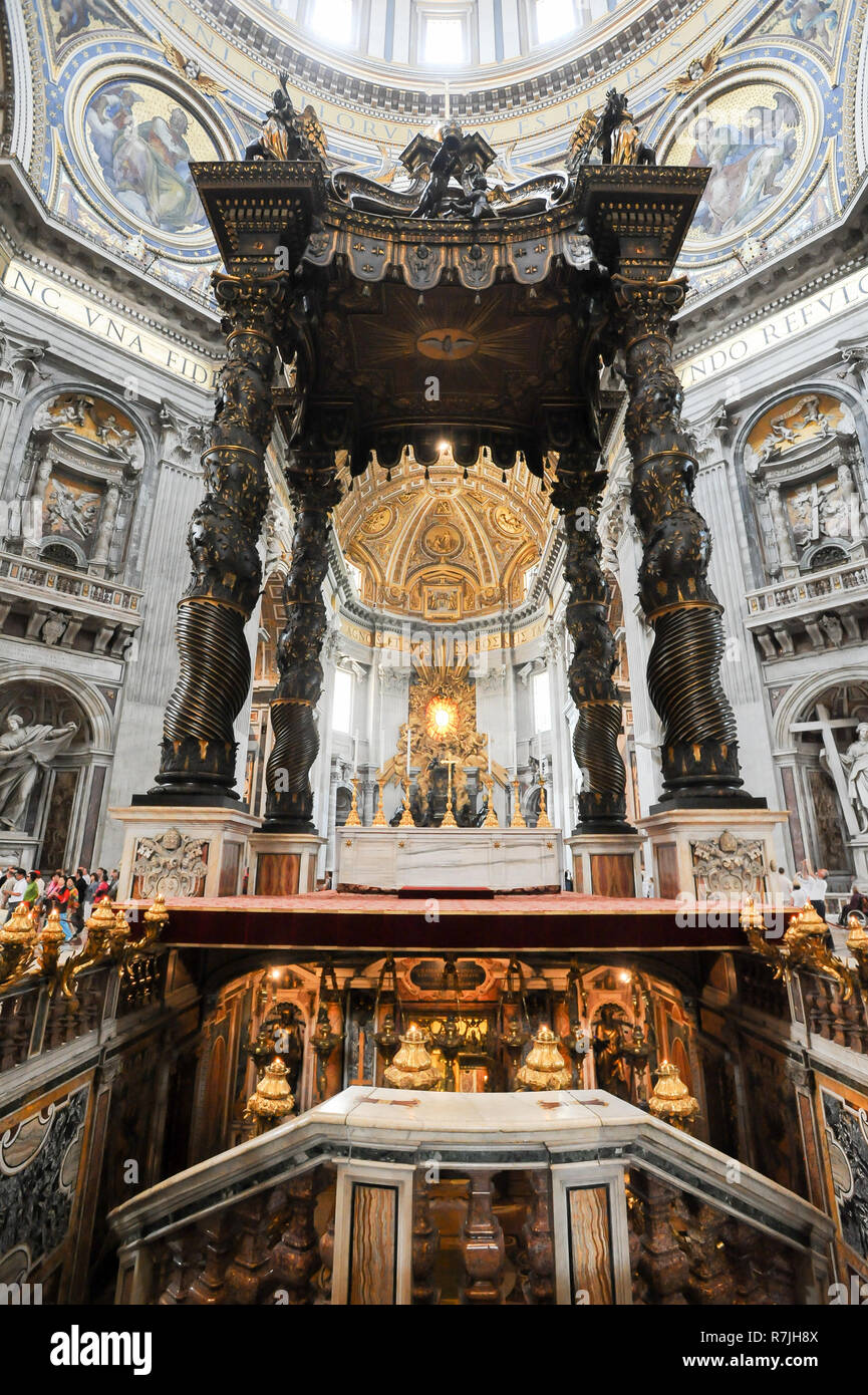 Cupola di Michelangelo, barocco altare papale e il Baldacchino da ...