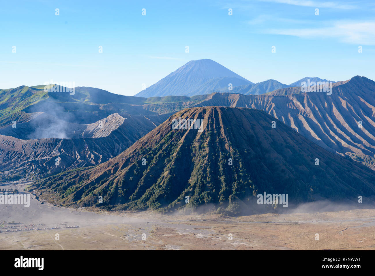 Il monte vulcano Bromo cratere erutta nella caldera, dietro il Gunung ...