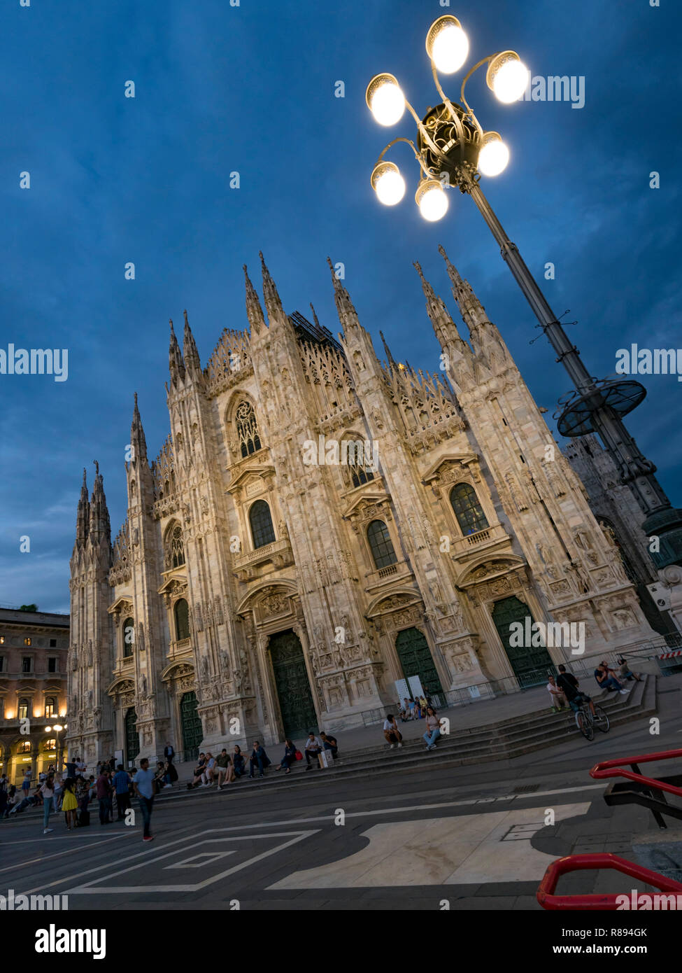 Cattedrale di milano durante la notte immagini e fotografie stock ad ...