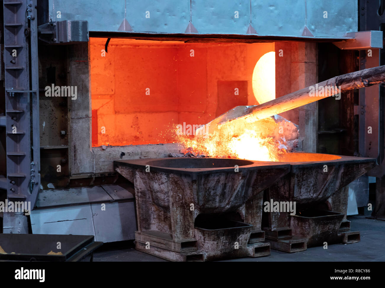 La scrematura di alluminio fuso per la rimozione di scorie prima della ...