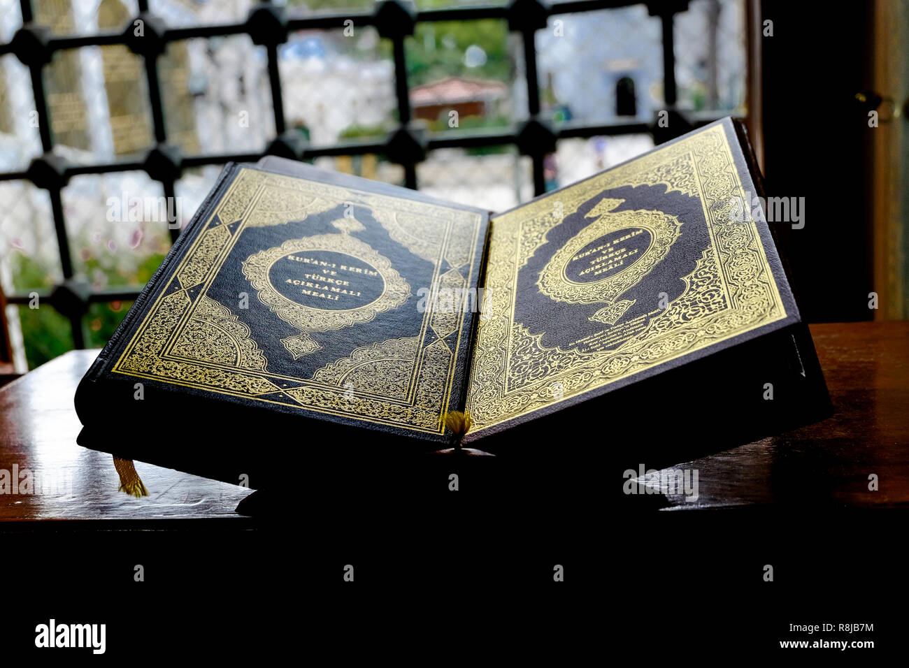 Libro musulmano immagini e fotografie stock ad alta risoluzione - Alamy