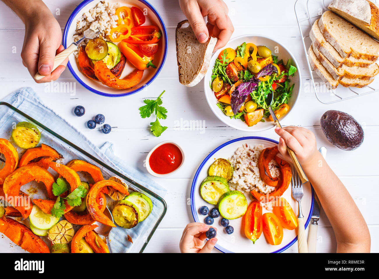 Apparecchiare la tavola per la cena di famiglia immagini e fotografie ...