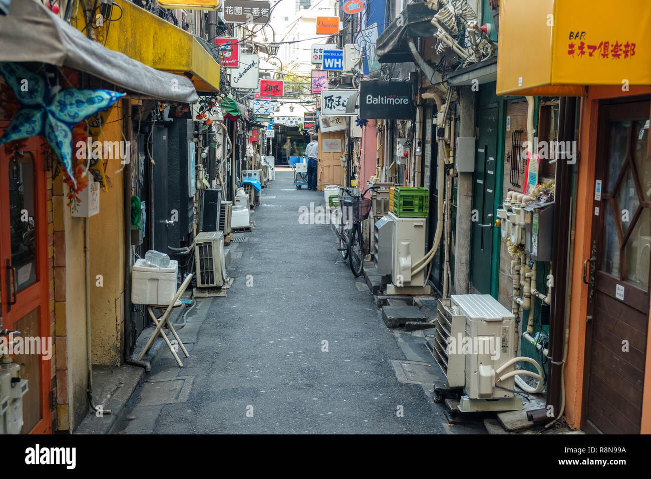 Tokyo golden gai immagini e fotografie stock ad alta risoluzione - Alamy