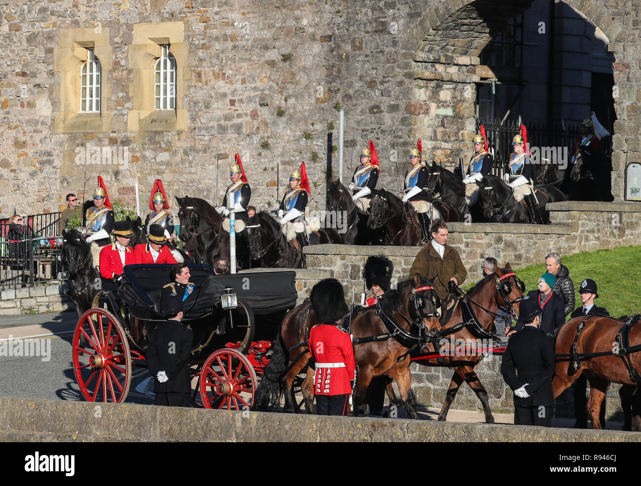 Olivia Colman, Josh O'Connor e Tobias Menzies film una scena per il ...