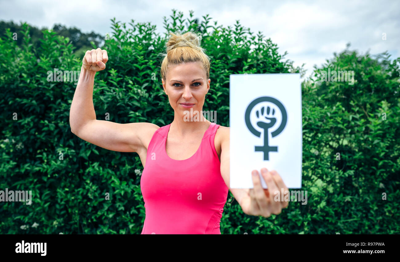 La donna che mostra il simbolo del femminismo Foto stock - Alamy