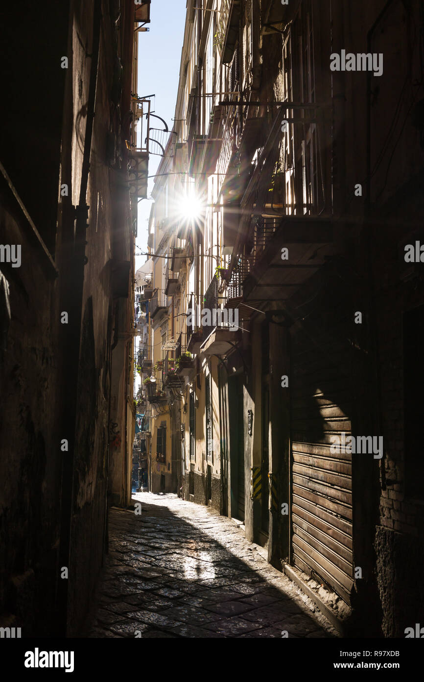 Vecchie strade di napoli immagini e fotografie stock ad alta ...