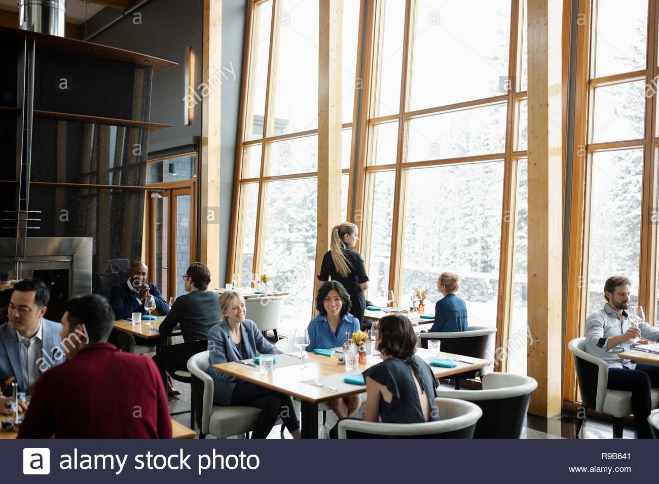 Persone che cenano al ristorante immagini e fotografie stock ad alta ...