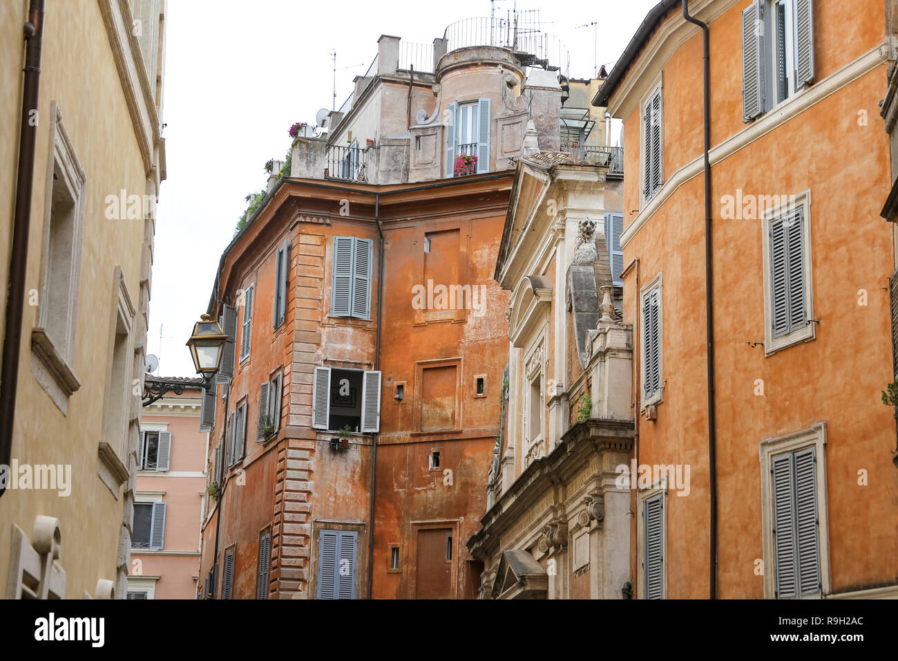 Facciata degli edifici di roma immagini e fotografie stock ad alta ...