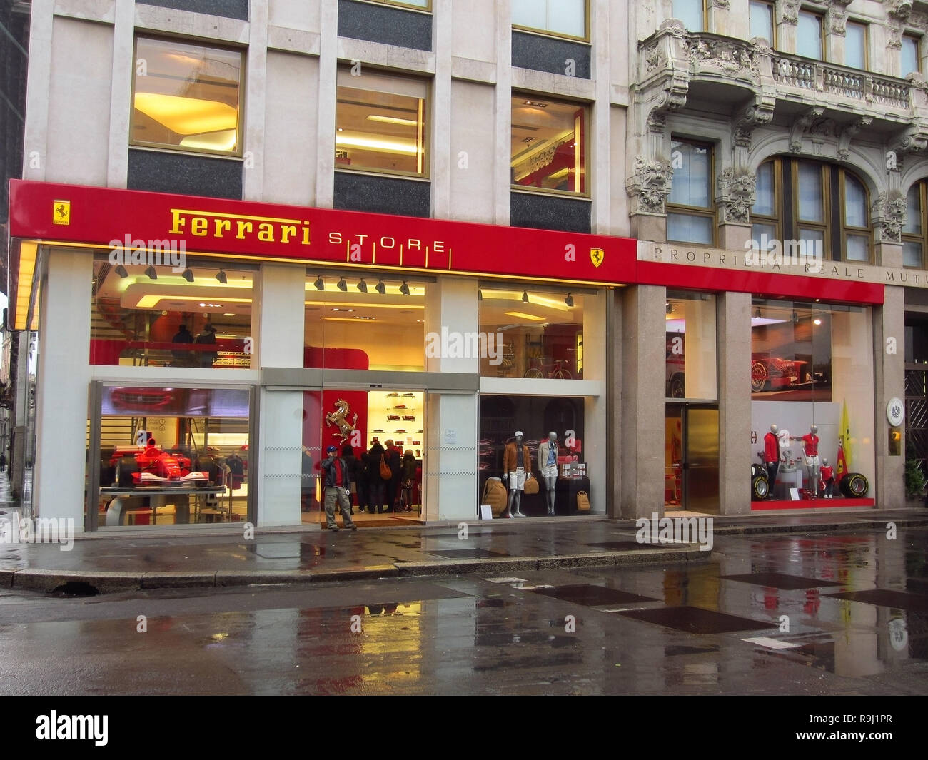 Ferrari store immagini e fotografie stock ad alta risoluzione - Alamy