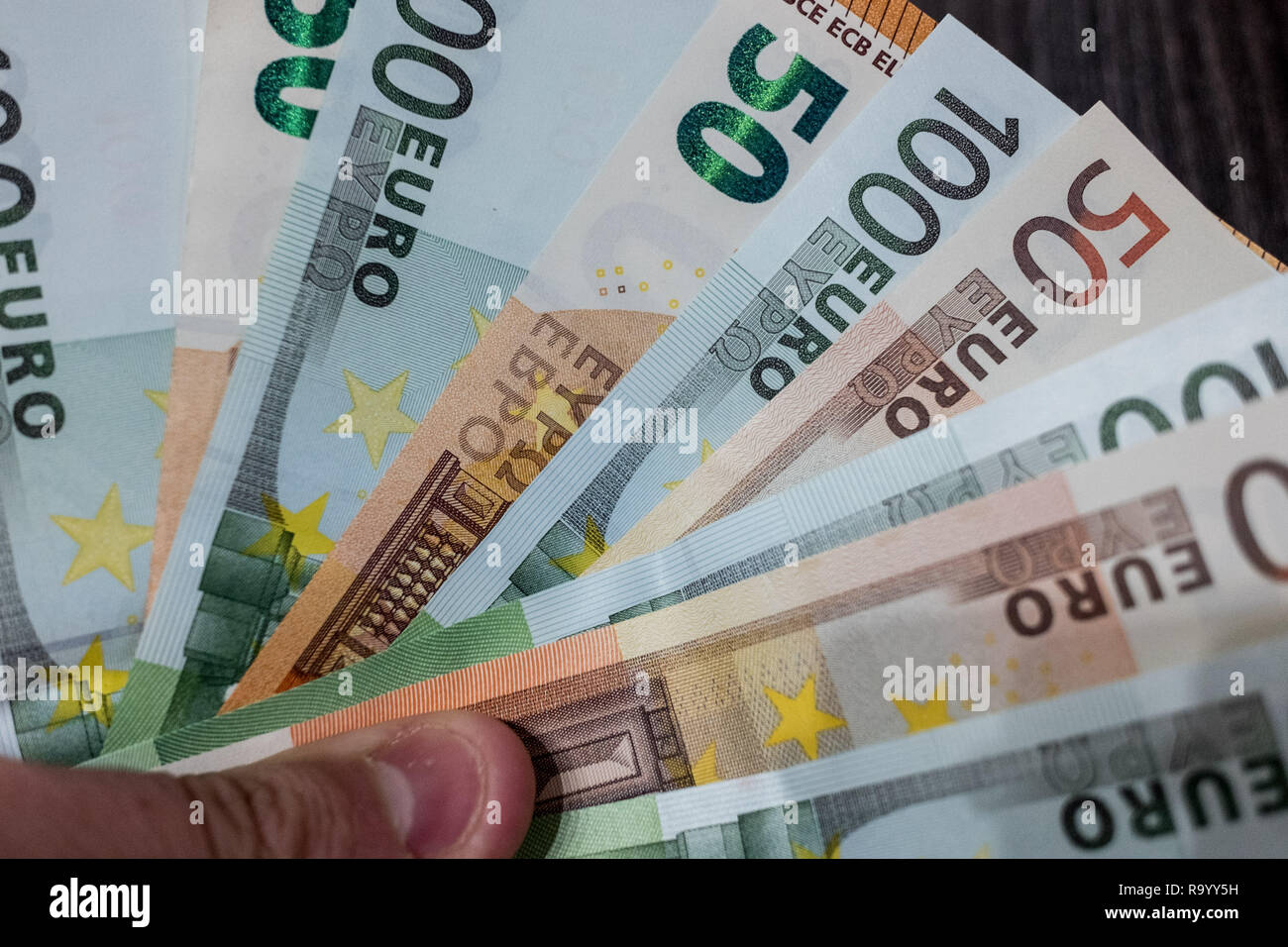 Banconota in euro 2018 immagini e fotografie stock ad alta risoluzione ...