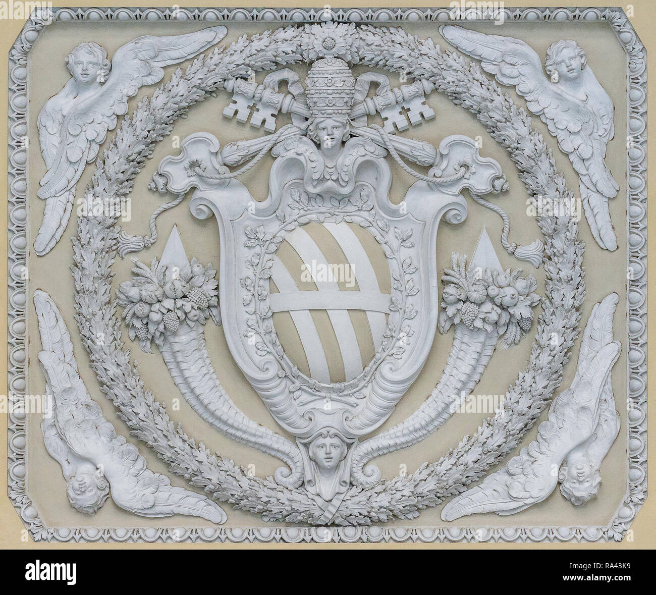 Papa Clemente XII lo stemma nel soffitto della loggia della Basilica di ...