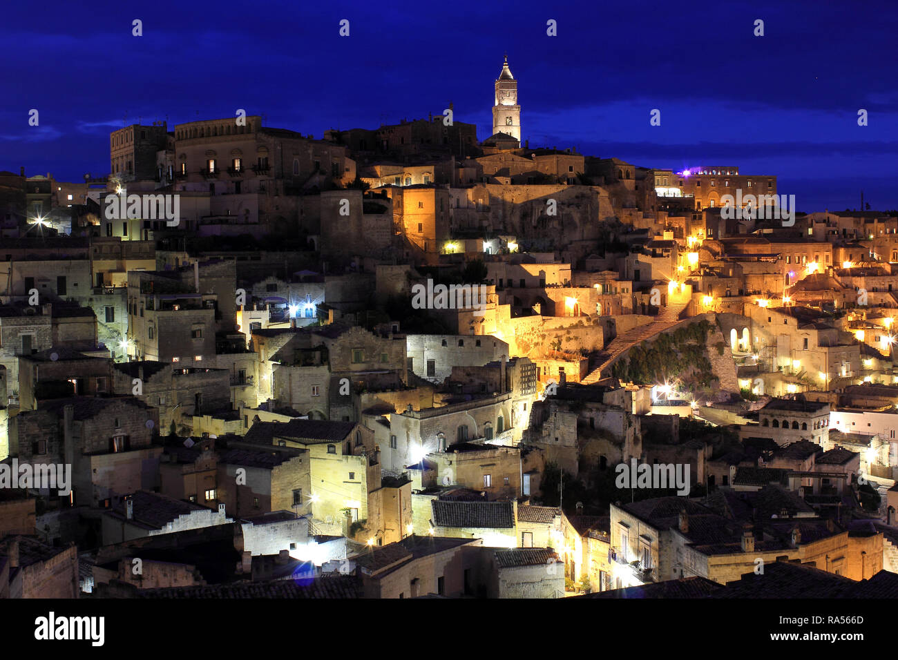 Panorama dei sassi di matera di notte immagini e fotografie stock ad ...