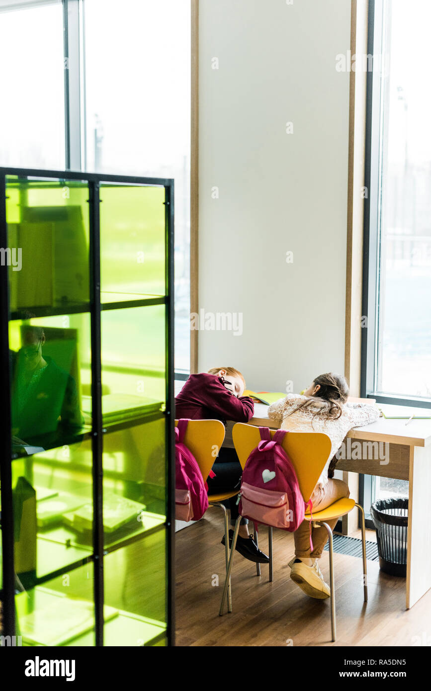 Studentesse che dormono immagini e fotografie stock ad alta risoluzione ...