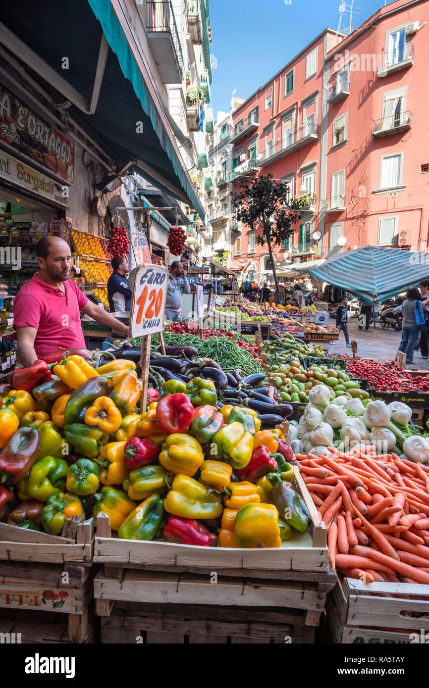 Bancarelle di frutta e verdura del mercato sulla via Pignasecca sul ...