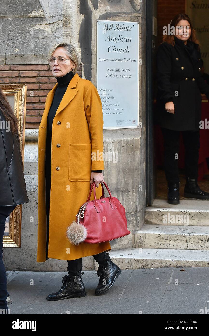 Sharon Stone fuori e circa a Roma. Ha visitato tutti i santi della ...