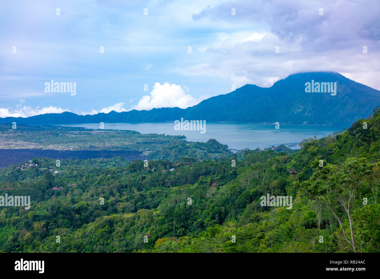 Il vulcano del lago batur visto dal tempio di goa gajah immagini e ...