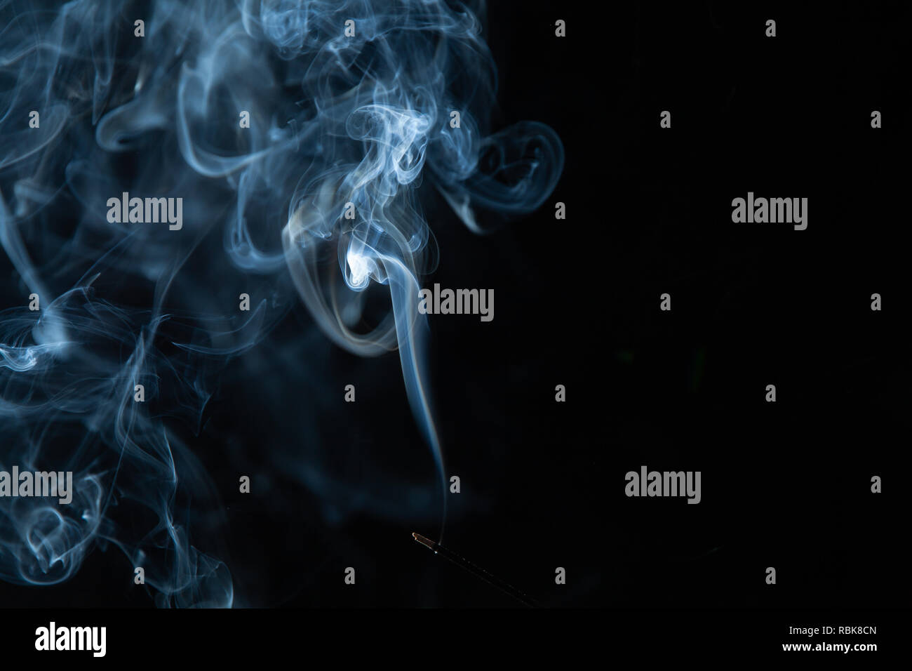 Fumo su sfondo nero immagini e fotografie stock ad alta risoluzione - Alamy