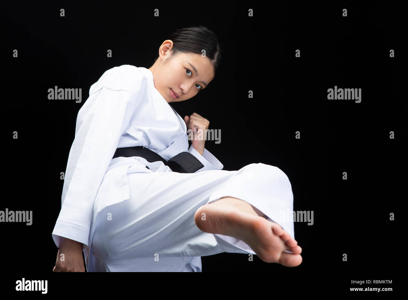Giovane bella donna che indossa il karate tuta eseguendo il karate su ...