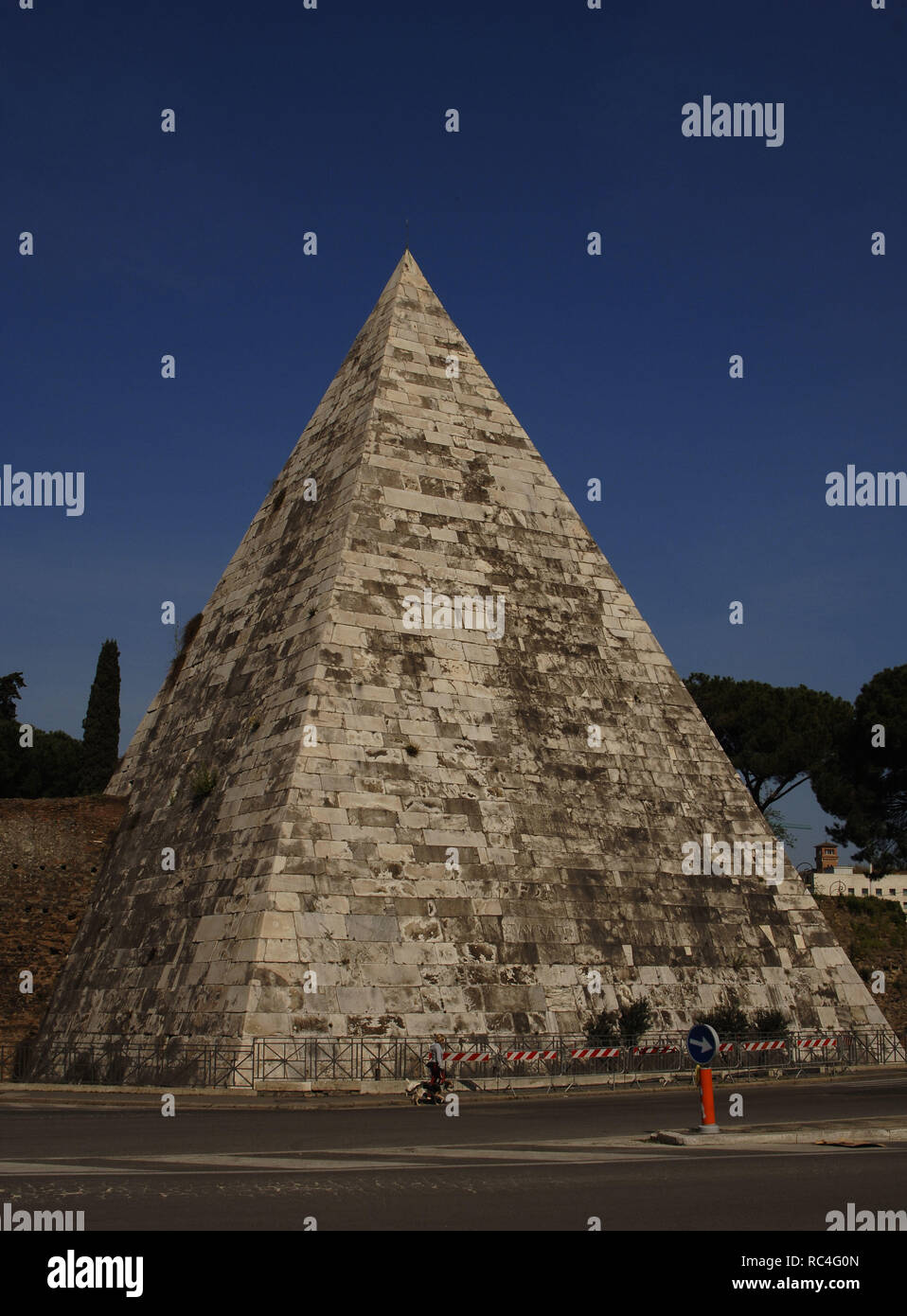 Piramide roma immagini e fotografie stock ad alta risoluzione - Alamy