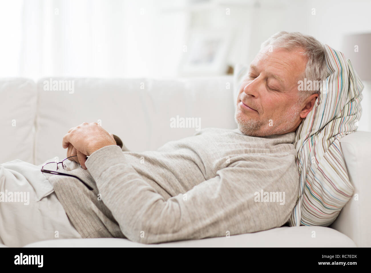 Pensionato Sdraiato Sul Divano Immagini E Fotografie Stock Ad Alta pensionato-sdraiato-sul-divano-immagini-e-fotografie-stock-ad-alta
