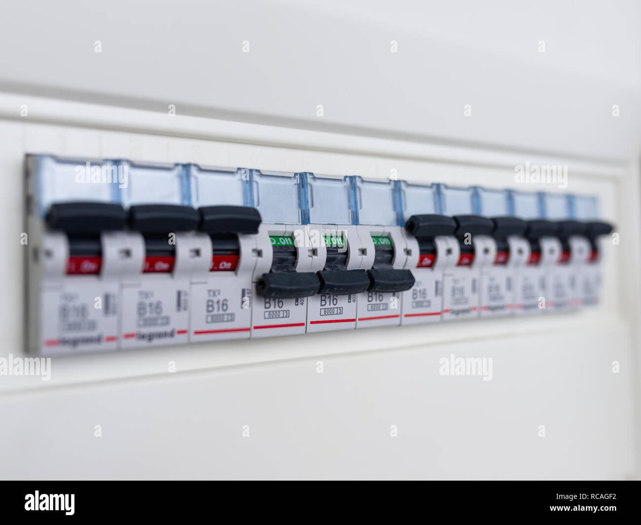 Gli interruttori elettrici in scatola dei fusibili. Molti neri ...
